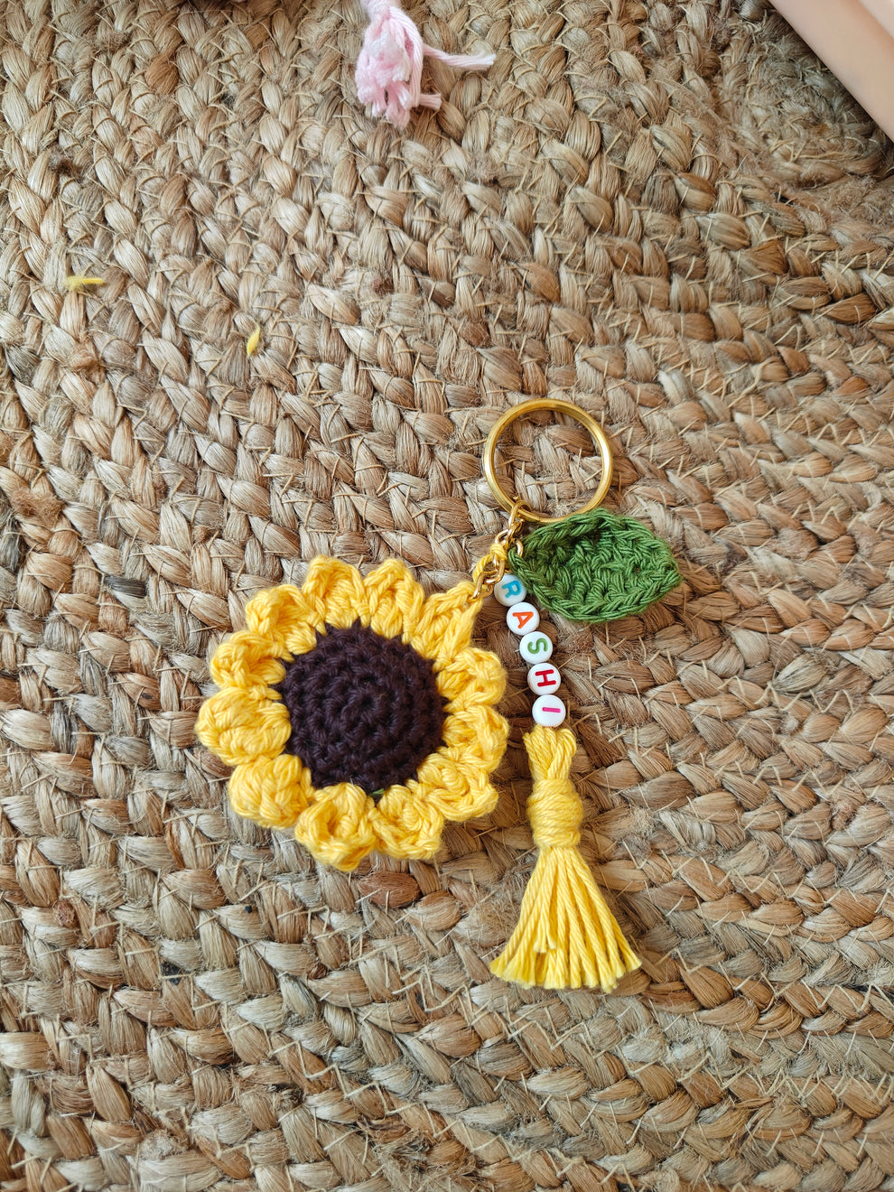 Sunflower keyring with name – Twisttheyarn
